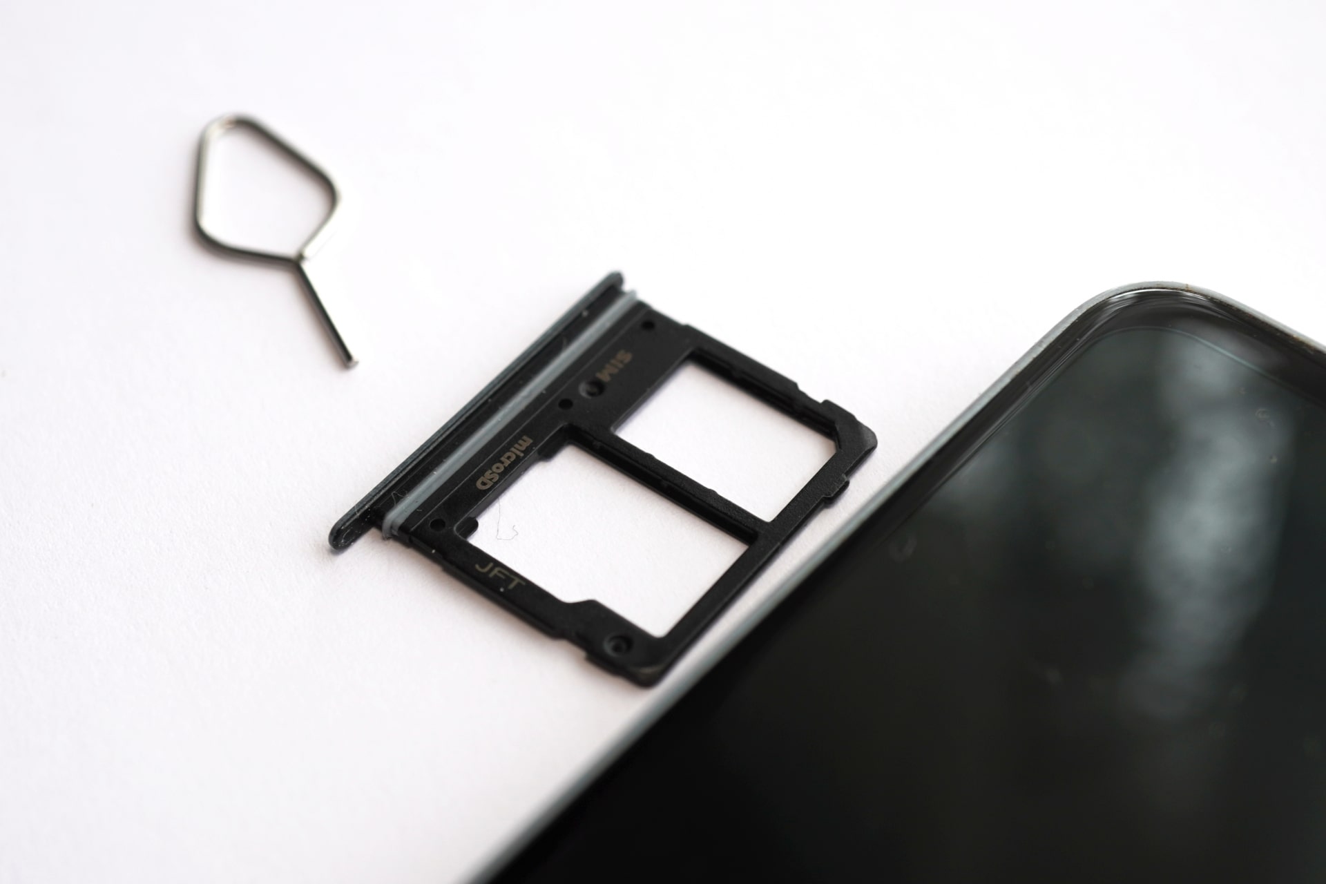 【Android・iPhone別】SIMカードの入れ替え方法を紹介 | 格安スマホ・格安SIMの基礎知識 | HISモバイル